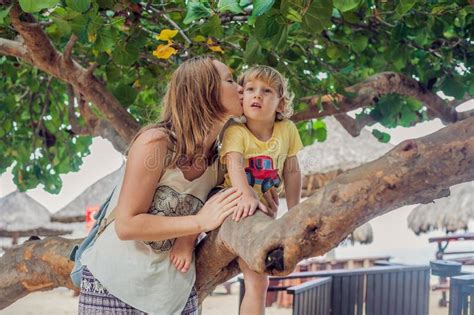 La Madre Joven Cari Osa Feliz Besa A Su Hijo Del Ni O En El Paseo Foto De Archivo Imagen De