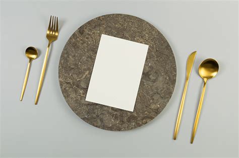 회색 배경에 갈색 대리석 접시 금색 칼 붙이 및 흰색 카드의 평면도 음식 프리젠 테이션 돌 쟁반 0명에 대한 스톡 사진 및 기타 이미지 Istock
