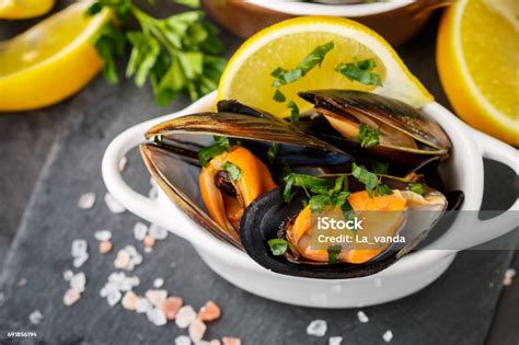 파 슬 리와 레몬 와인 홍합입니다 해산물입니다 조개는 포탄입니다 Gourmands에 대 한 맛 있는 간식 선택적 초점 건강한