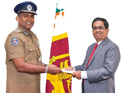 වැඩ බලන පොලිස්පති පොලිස් කොමිසමට විරුද්ධව උද්ඝෝෂනයක කොමිසම වැ බ පො ට නීතිය කියා දෙයි • Sri