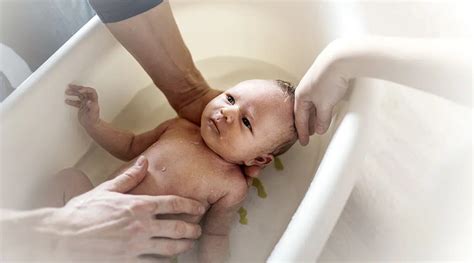 El primer baño del bebé Todo lo que debes saber bbtips oficial
