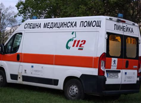 Спасители накрак Теглиха линейка затънала в блато в Монтанско