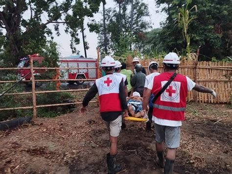 စလင်းမှာ မိုးရွာချိန် ခရီးသည်တင် Express ကား တိမ်းမှောက်လို့ ၃ ဦးဒဏ်ရာရ