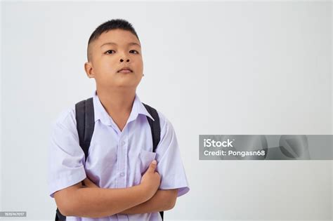 태국 교복을 입고 배낭 가방을 들고 흰색 배경 배너에 책을 들고 서 있는 어린 아시아의 귀여운 소년 학교로 돌아가기 14 15 살에 대한 스톡 사진 및 기타 이미지 Istock
