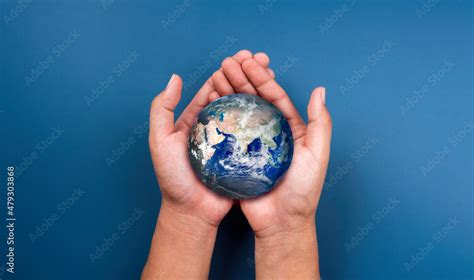 Smallest Hands In The World