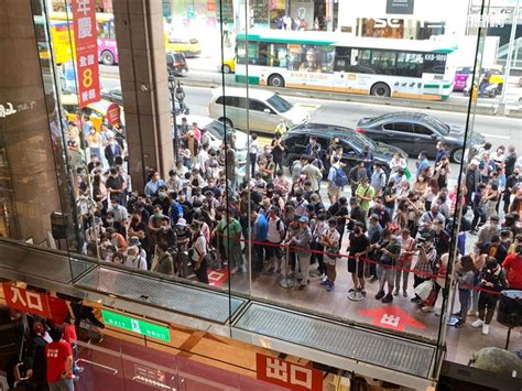 「就是為了原子少年」頭香排16小時不後悔！千人湧新光三越週年慶 娛樂星聞