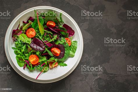 토마토 양상추 Arugula 시금치와 다른 잎 샐러드 음식 배경입니다 맨 위로 0명에 대한 스톡 사진 및 기타 이미지 0명