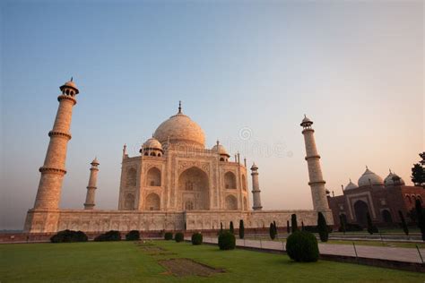 Salida Del Sol En Taj Vacío Mahal Y Jawab Imagen de archivo Imagen de