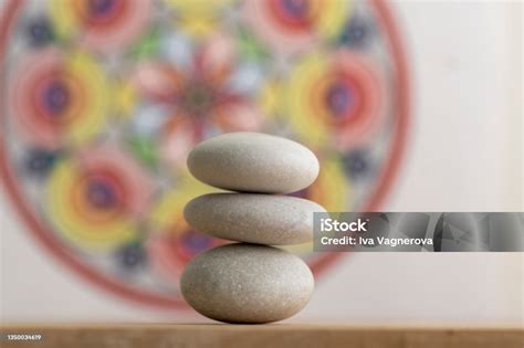 흰색과 색칠감 빨간 노란색 만다라 배경에 돌 케언 세 돌 타워 간단한 자세 돌 만다라에 대한 스톡 사진 및 기타 이미지 만다라 0명 3가지 개체 Istock