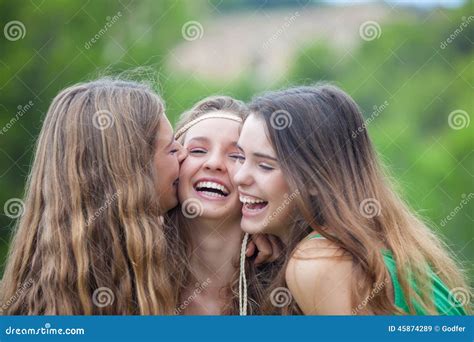 Ragazze Sorridenti Con I Denti Bianchi Perfetti Immagine Stock