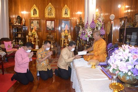 ปลัดกระทรวงมหาดไทยรับมอบปัจจัย 1 000 000 บาท โดย สมเด็จพระมหาธีราจารย์และคณะสงฆ์วัดพระเชตุพน