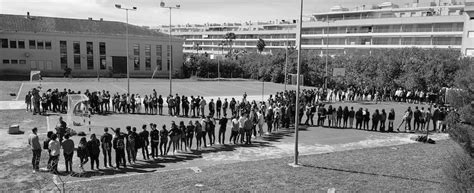 La Foto Un Gran Lazo Humano Por La Mujer En El Ies Maria Ibars De Dénia