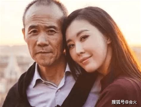 王石带娇妻与姜文聚餐！身形单薄显瘦弱，田朴珺路边热聊叉腰大笑状态