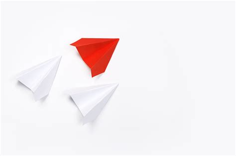 빨간색 종이 평면은 흰색 배경의 다른 사람과 다릅니다 다른 생각 혁신적이고 솔루션 개념을 위한 비즈니스 개념에 대한 스톡 사진