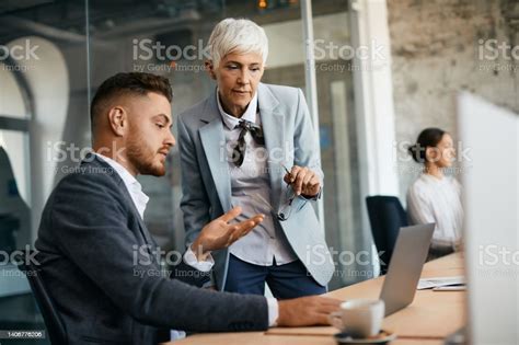 사무실에서 노트북에서 작업 하는 동안 협력 하는 비즈니스 동료 2명에 대한 스톡 사진 및 기타 이미지 2명 강사 경영자 Istock