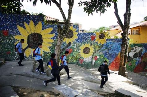 Mural Hecho Con Tapas Recicladas Deslumbra En Una Plaza
