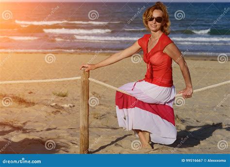 Jonge Glimlachende Vrouw In Een Spaanse Kleding Met Zonnebril Die Op De