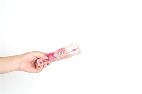 인간의 손을 흰색 배경에 고립 된 중국 위안 지폐를 들고 개념에 대한 스톡 사진 및 기타 이미지 개념 구매 금융 Istock