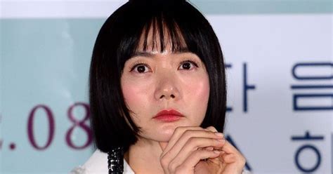 배두나 진지한 표정 포토