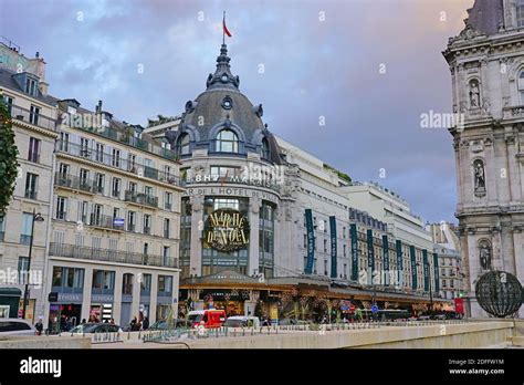 PARIS FRANCE 24 DEC 2019 vue de nuit du monument Bazar de l Hôtel de