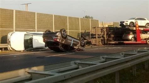 Mazowieckie Wypadek na S Zderzenie ciężarówek na drogę ekspresową pospadały auta