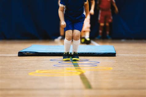 Grupo De Crianças Em Idade Escolar a Ultrapassar Obstáculos No Treino