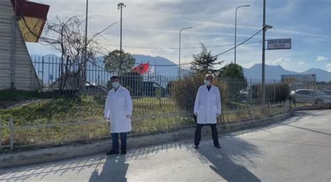 Masat Kundër Covid 19 Dy Mjekë Nisin Kontrollet Edhe Në Doganën E