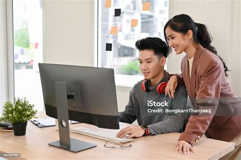 programmer atau pengembang pria asia pintar yang bekerja dengan manajer