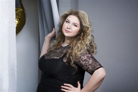 Młoda Piękna Blondynka Plus Rozmiaru Model W Czarnych Dresach Xxl Kobiety Portret Na Szarym