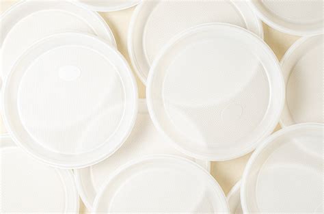베이지 색 배경에 일회용 흰색 플라스틱 식기 자연 오염의 개념 0명에 대한 스톡 사진 및 기타 이미지 0명 개념 개체