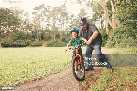 캘리포니아 아버지 교육 영 아들 자전거를 타고 하는 방법 자전거 타기에 대한 스톡 사진 및 기타 이미지 자전거 타기 아이 보여주기 Istock