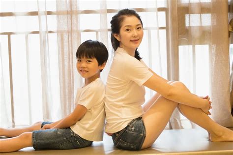 陪儿子拍完亲子赶紧化妆穿上情趣内衣继续拍私房裸体的极品妈妈 527