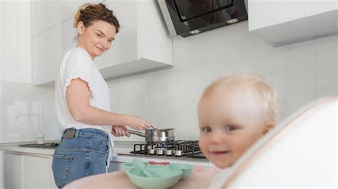 Adorável Menina Com A Mãe Na Cozinha Foto Grátis