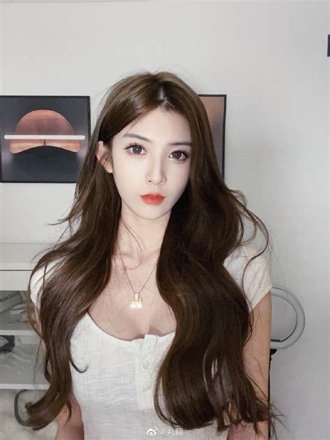 高顏值的「白皙美膚正妹」，低胸新娘裝「曲線成焦點」 Cupsdaily