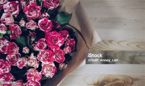 나무 배경과 텍스트 공간 공예 종이에 예쁜 분홍색 장미의 꽃다발 개념에 대한 스톡 사진 및 기타 이미지 개념 개념과 주제 결혼식 Istock