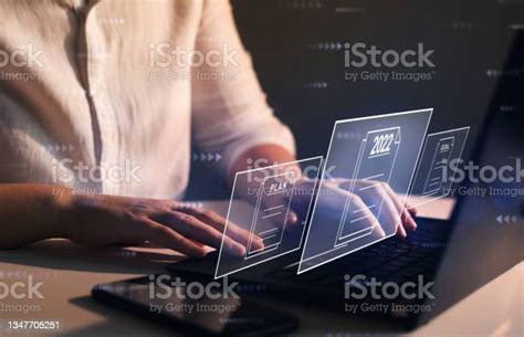2022년 새해 목표 및 계획 2022년 새해를 위한 계획과 목표를 디지털 노트북 문서에서 만드는 사업가 비즈니스 관리 경영자에 대한 스톡 사진 및 기타 이미지 Istock
