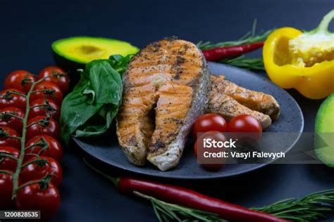 야채와 향신료를 곁들인 신선한 생 연어 스테이크 2개 로즈마리 토마토 고추 바질 레몬 올리브 오일 건강한 생활방식에 대한 스톡 사진 및 기타 이미지 Istock