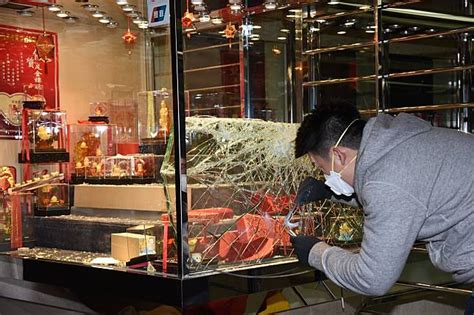 鐵鎚幫扑爆櫥窗 上水金鋪失10萬元金飾 星島日報 Line Today