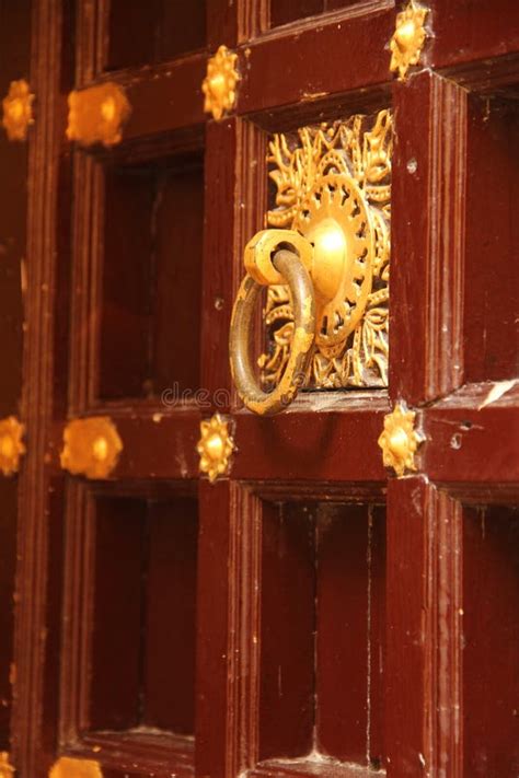 Detalle De Una Puerta De Madera Foto De Archivo Imagen De Dorsal