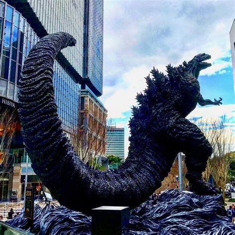 東京ミッドタウン日比谷前にシン・ゴジラ像が出現！前のゴジラ像はtohoシネマズ日比谷内に移設 東京散歩ぽ ゴジラ 東京 東京ミッドタウン
