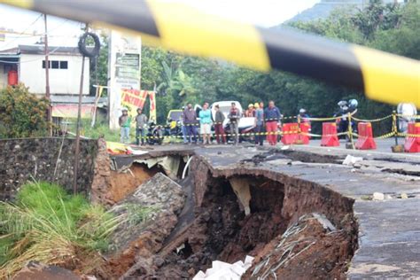 Foto Longsor Di Jalur Puncak Cianjur Bahu Jalan Ambrol