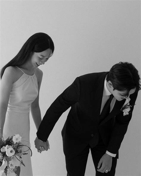 잔상 殘像 제주스냅 On Instagram The First Look At Wedding 신랑이 드레스를 입은 신부의