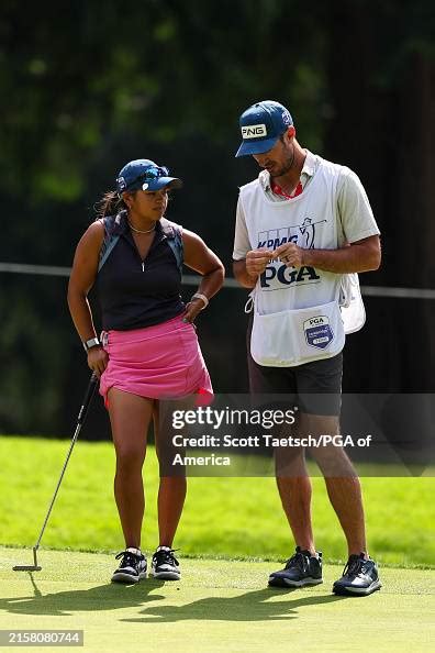 Langx Default Sammamish Wa June 21 Kim Paez And Her Caddie On