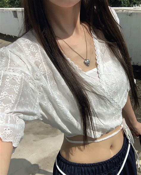 파라다이스키스 레이스 텍스쳐 크롭 브이넥 끈 디테일 블라우스