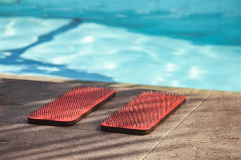 야외에서 Sadhu 명상을 연습하기위한 손톱이있는 나무 Sadhu 요가 보드 0명에 대한 스톡 사진 및 기타 이미지 0명 건강한 생활방식 균형 Istock