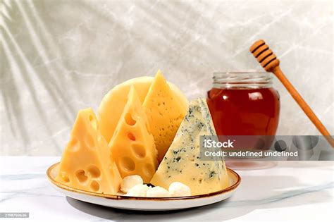 블루 치즈 로크 포르 파마산 치즈 모짜렐라 꿀을 곁들인 마스담 다양한 종류의 치즈 모듬 건강 및 자연 식품 선택 카페 및 메뉴 광고 엽서 개념에 대한 스톡 사진 및 기타