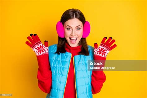 사진 깜짝 흥분 소녀 의 가을 블랙 프라이데이 거래 감동 비명 인상 손 착용 핑크 점퍼 에 고립 된 밝은 빛 색 배경 갈색 머리에 대한 스톡 사진 및 기타 이미지 Istock