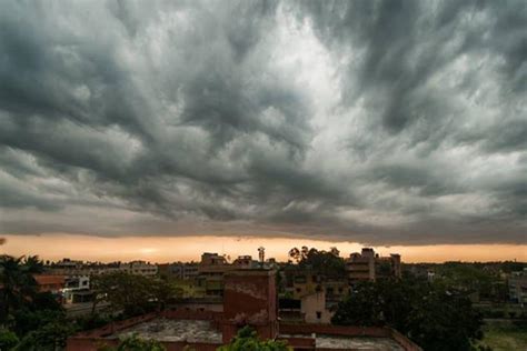 Kolkata Rain Alert দুঘণ্টার মধ্যে ঝেঁপে বৃষ্টি কলকাতা সহ একাধিক