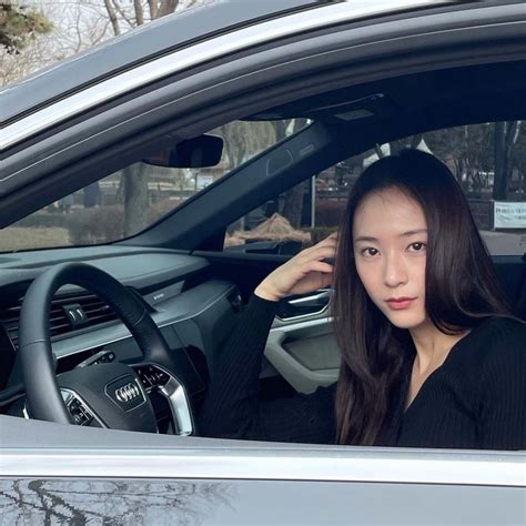 9 Potret Krystal Jung Dengan Tatapan Tajamnya Kangen Gak