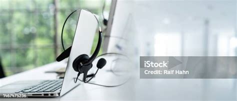 콜 센터의 헤드셋 및 고객 지원 장비는 적극적으로 서비스 할 준비가되었습니다 기업 비즈니스 헬프 데스크 및 전화 지원 개념 It 지원에 대한 스톡 사진 및 기타 이미지